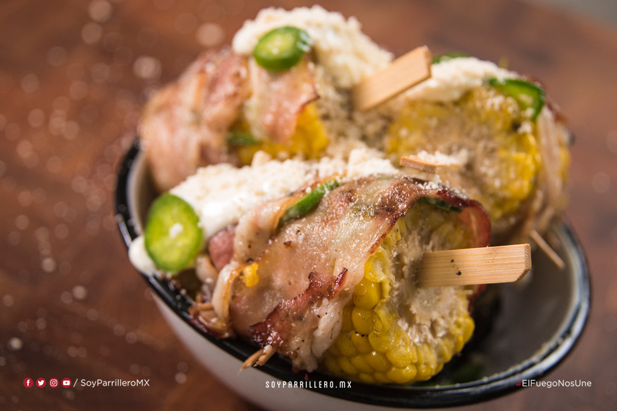 ELOTE AMARILLO ENVUELTO EN TOCINO CON MAYONESA PICANTE Y QUESO COTIJA ...