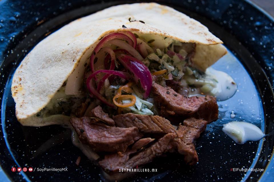 GYRO DE PIERNA DE CORDERO MARINADO EN COMINO TOSTADO Y YOGURT GRIEGO ...